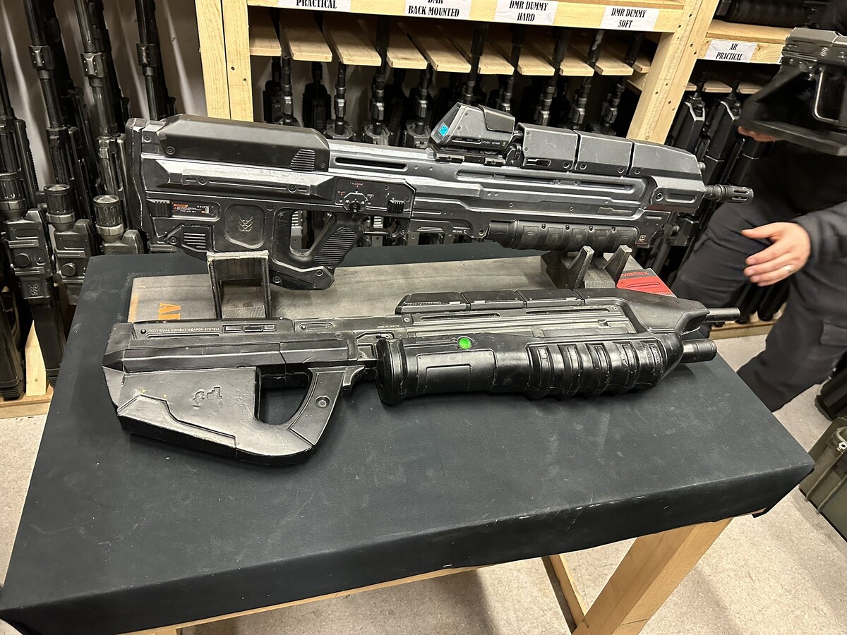 File:HTV-MA40vsMA5C.jpg - Halopedia, the Halo wiki